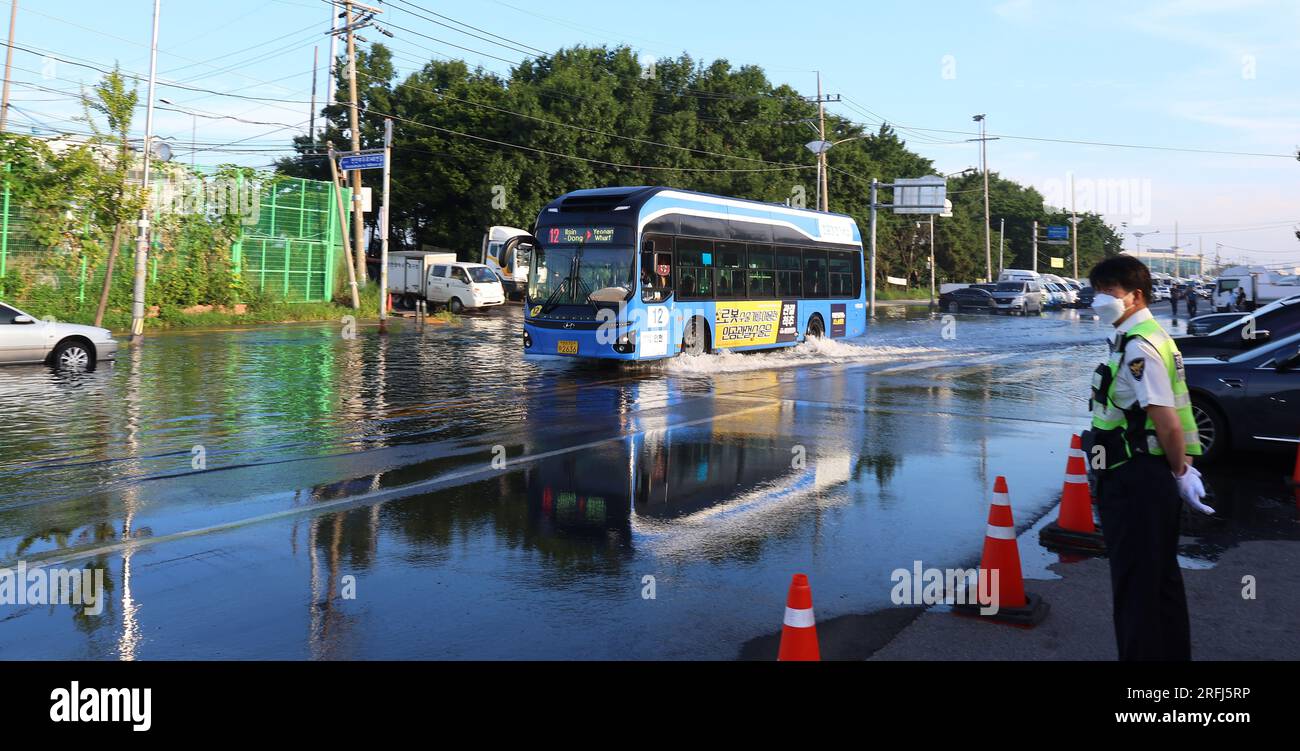 04th Aug, 2023. Peak tide A road adjacent to the water in Incheon, 27 ...