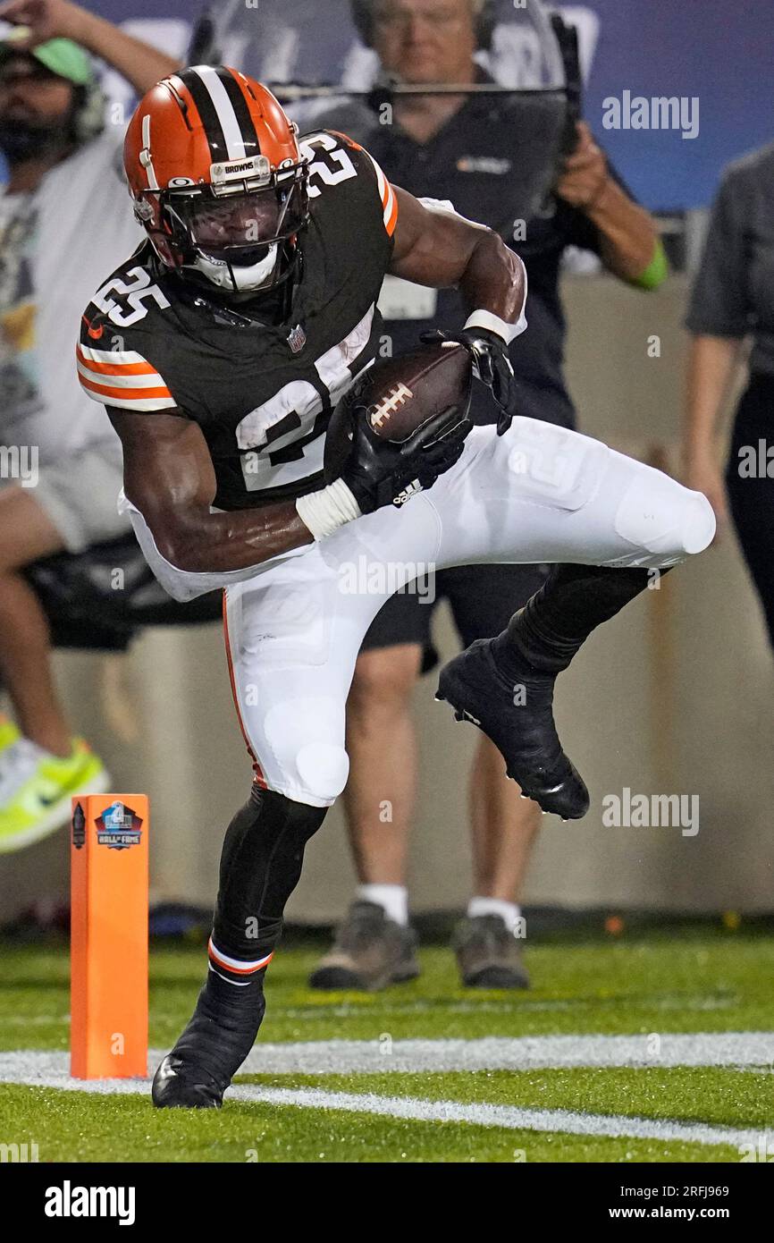 Cleveland Browns running back Demetric Felton Jr. (25) falls into the ...