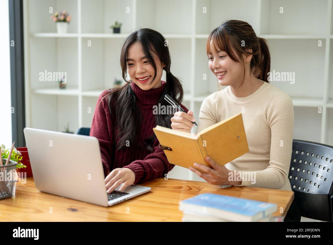 College students coffee shop hi-res stock photography and images - Alamy
