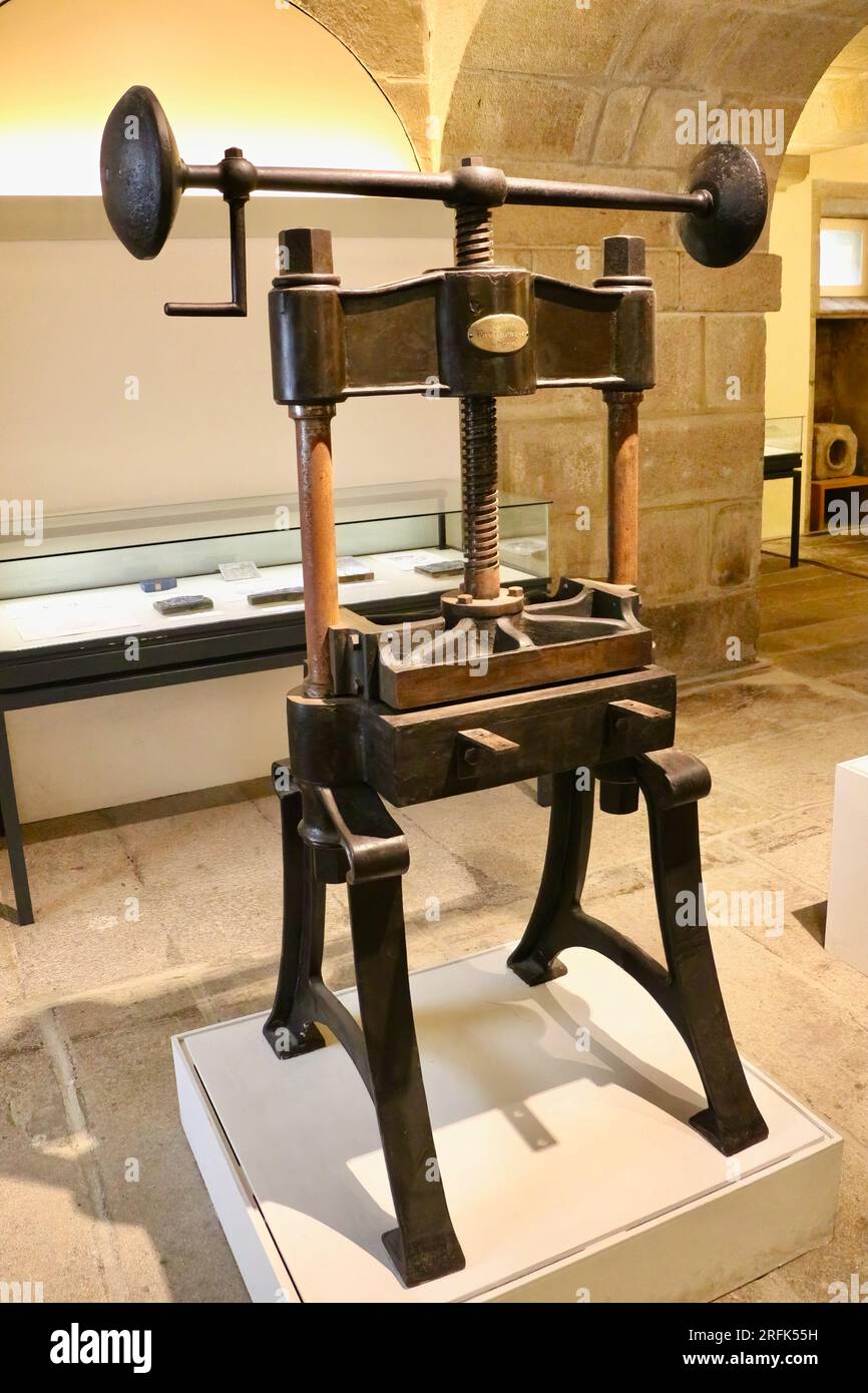 Old hand operated printing press hi-res stock photography and images ...