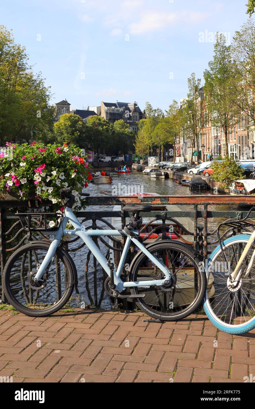 Amsterdam Bicycle flowers. Bicycles parking on a bridge over a canal in ...