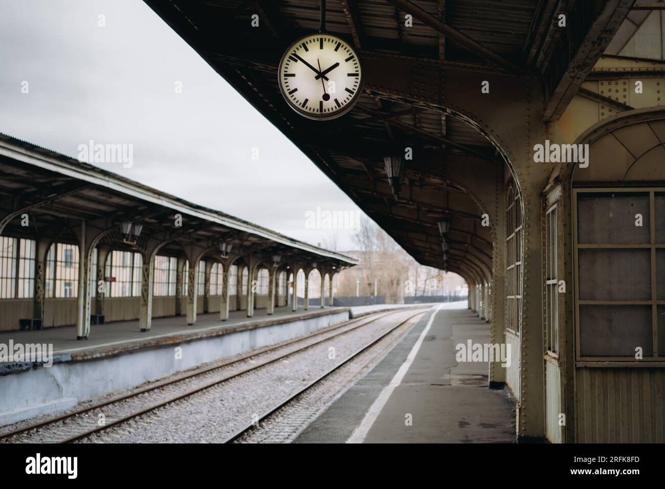 Station clock platform hi-res stock photography and images - Alamy