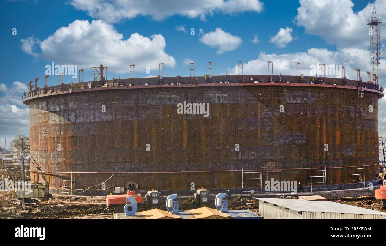Construction of vertical steel oil tank Stock Photo - Alamy