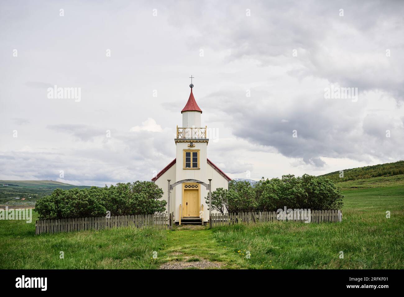 Church lawn hi-res stock photography and images - Alamy
