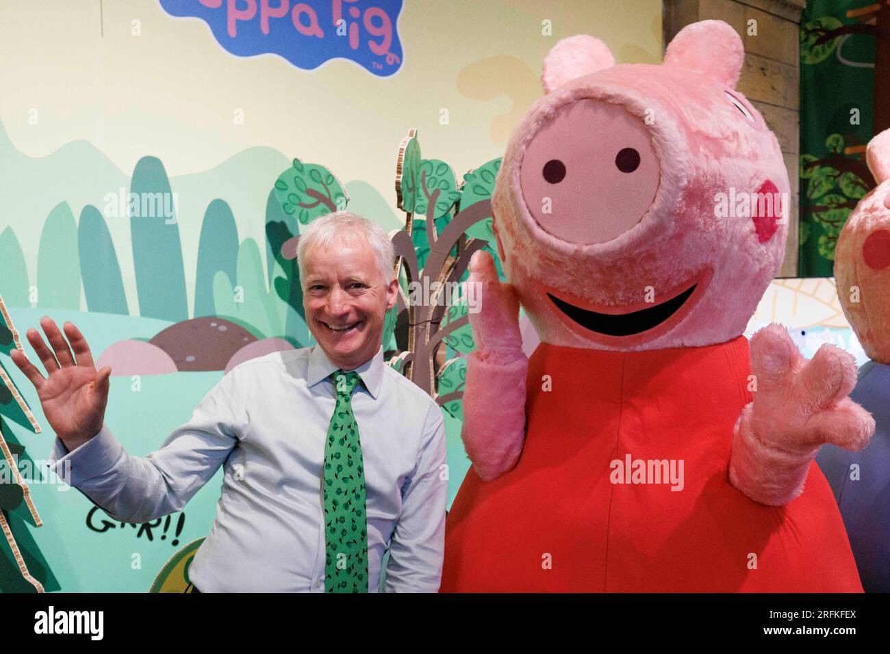 EDITORIAL USE ONLY Doug Gurr, Director of National History Museum (left ...
