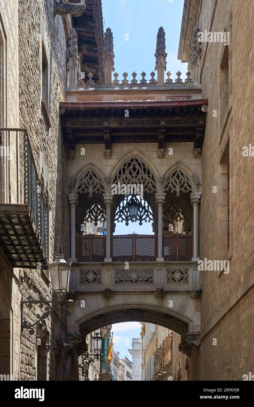 Bridge between buildings in Barri Gotic quarter of Barcelona, Spain ...