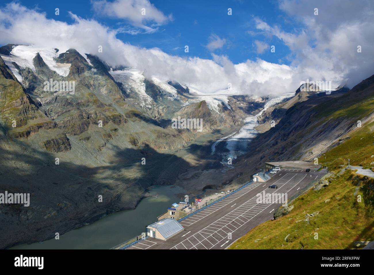 Parking lot scenery hi-res stock photography and images - Alamy