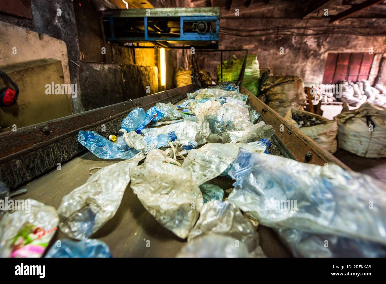 Recycling facility conveyor belt hi-res stock photography and images - Alamy