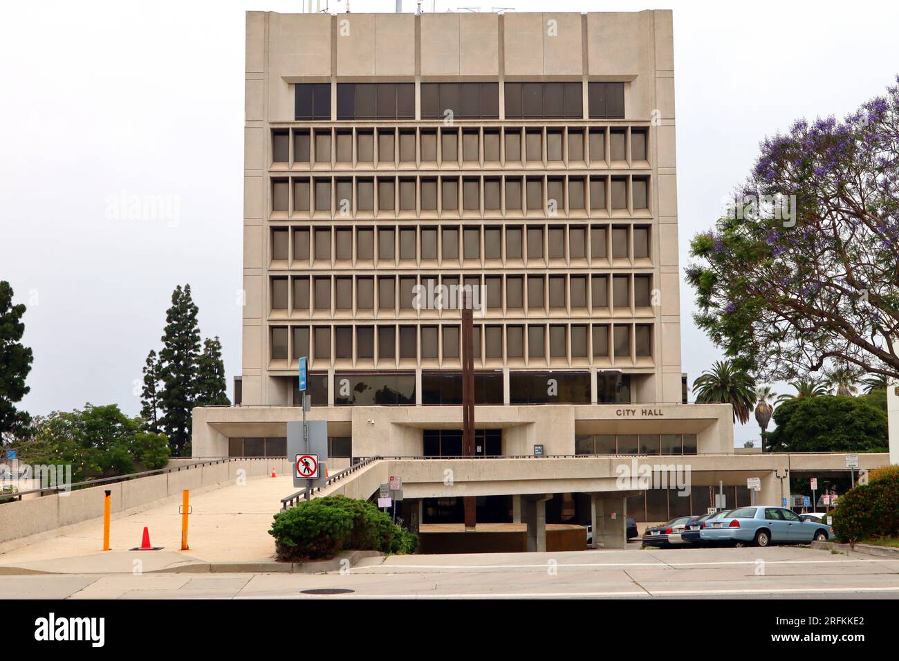 Inglewood (Los Angeles), California: Inglewood City Hall at 1 W ...
