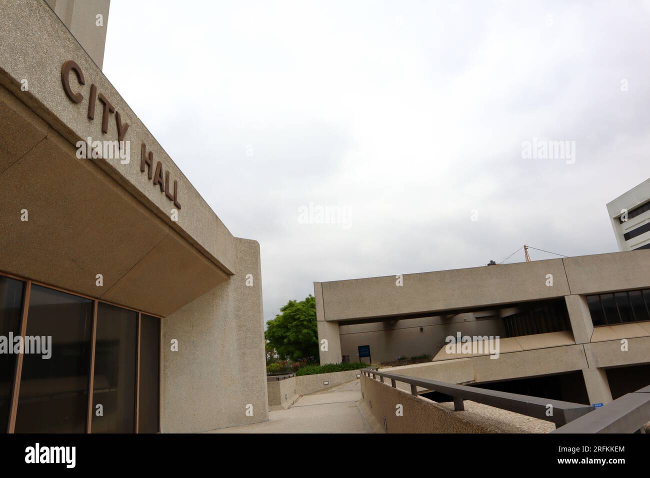 Inglewood (Los Angeles), California: Inglewood City Hall at 1 W ...