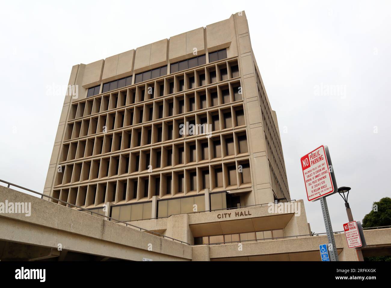 Inglewood (Los Angeles), California: Inglewood City Hall at 1 W ...