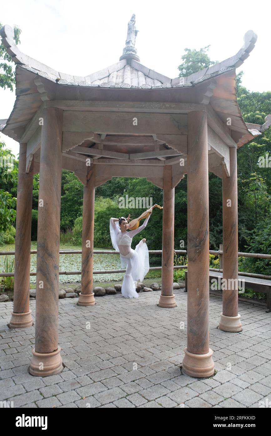 Edinburgh. Scotland, UK. 4th Aug, 2023. Press call: A dancer from The ...