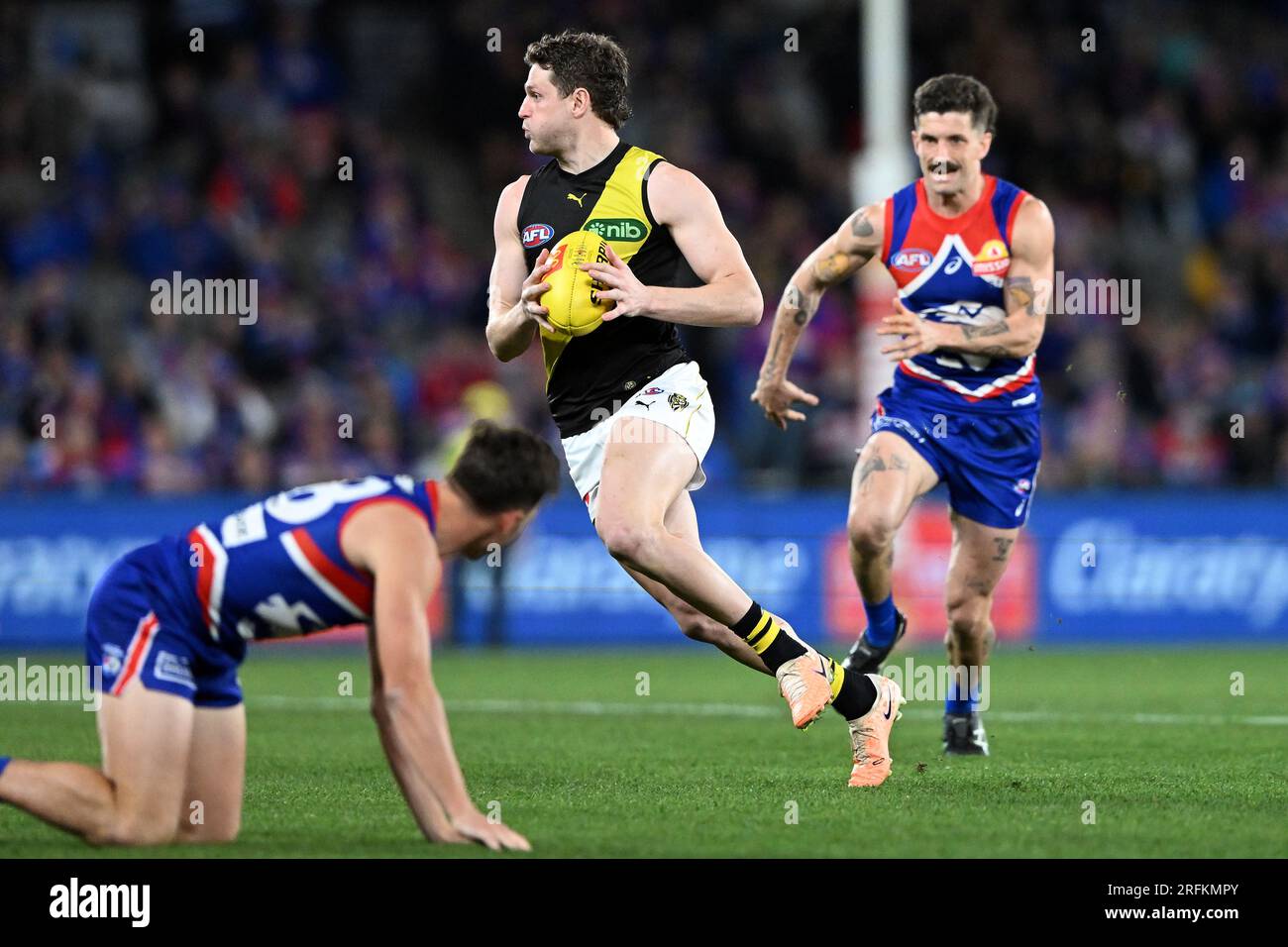 Melbourne, Australia. 04th Aug, 2023. Jacob Hopper of Richmond (centre ...
