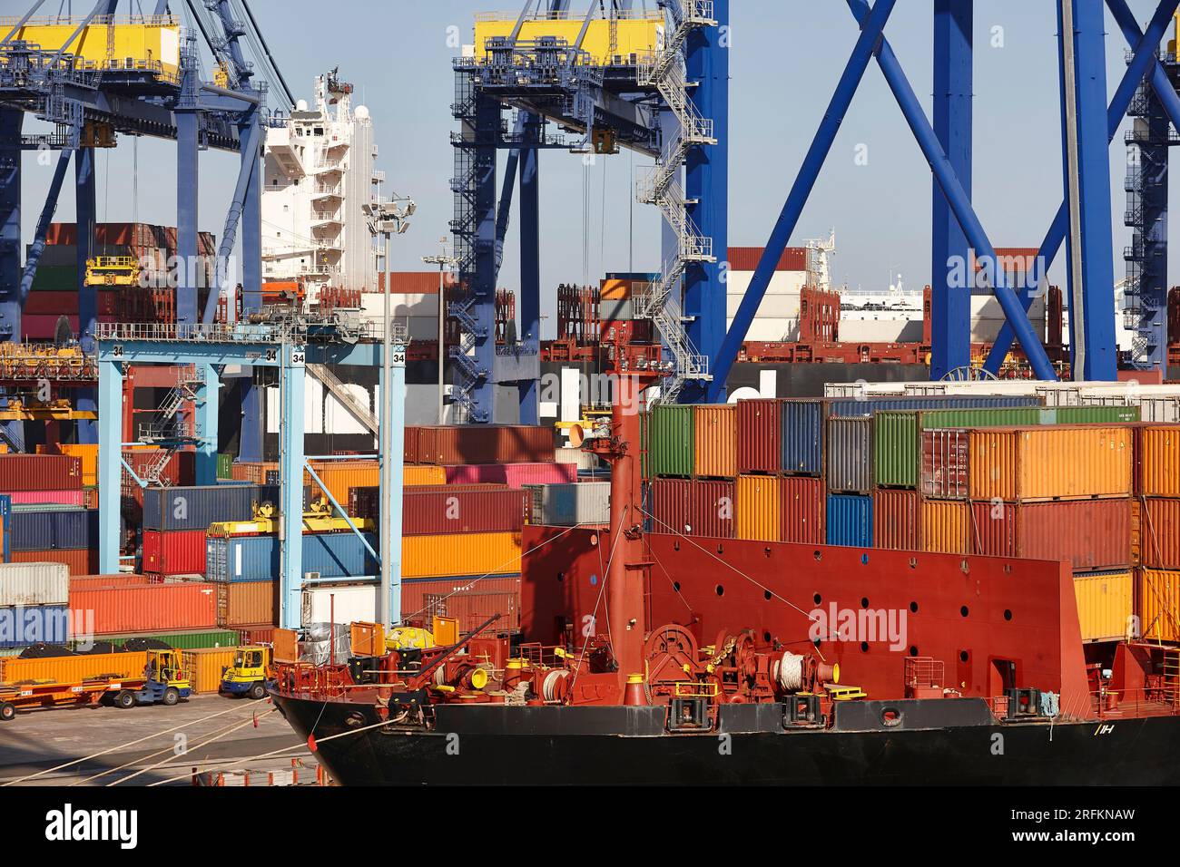 Containers on vessel global hi-res stock photography and images - Alamy