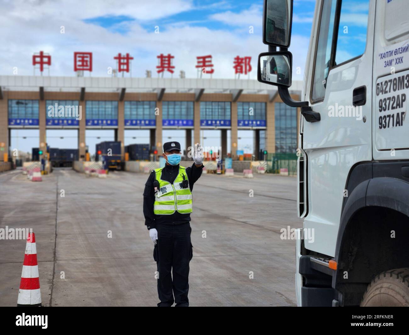Inspecting goods at border hi-res stock photography and images - Alamy