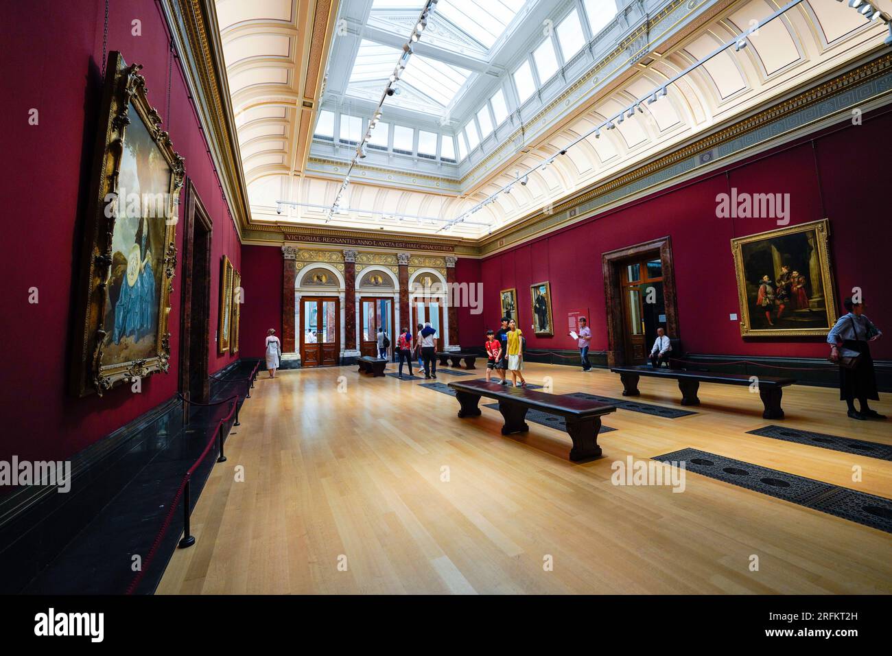The national gallery london interior hi-res stock photography and ...