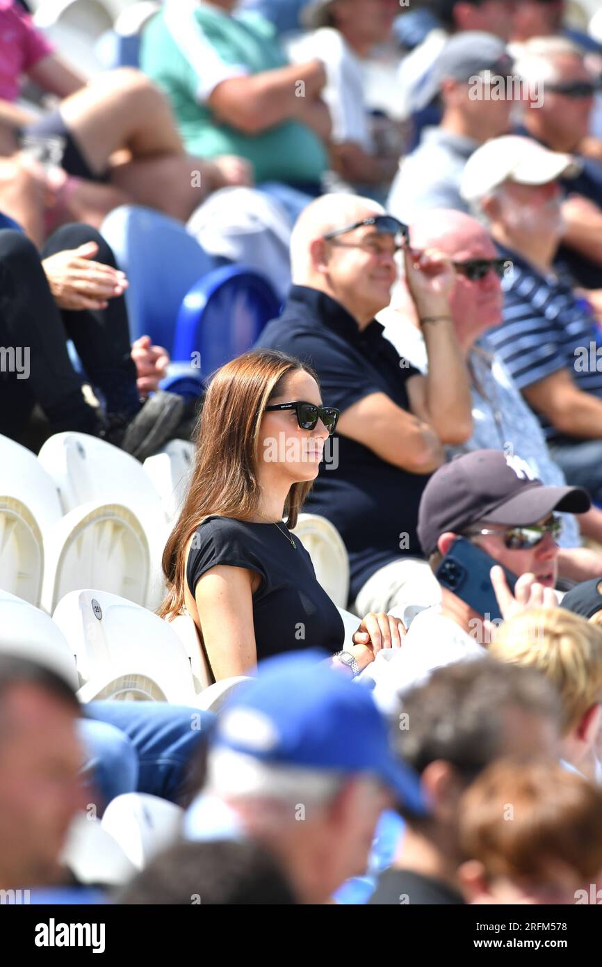Cricket spectators crowd hi-res stock photography and images - Alamy