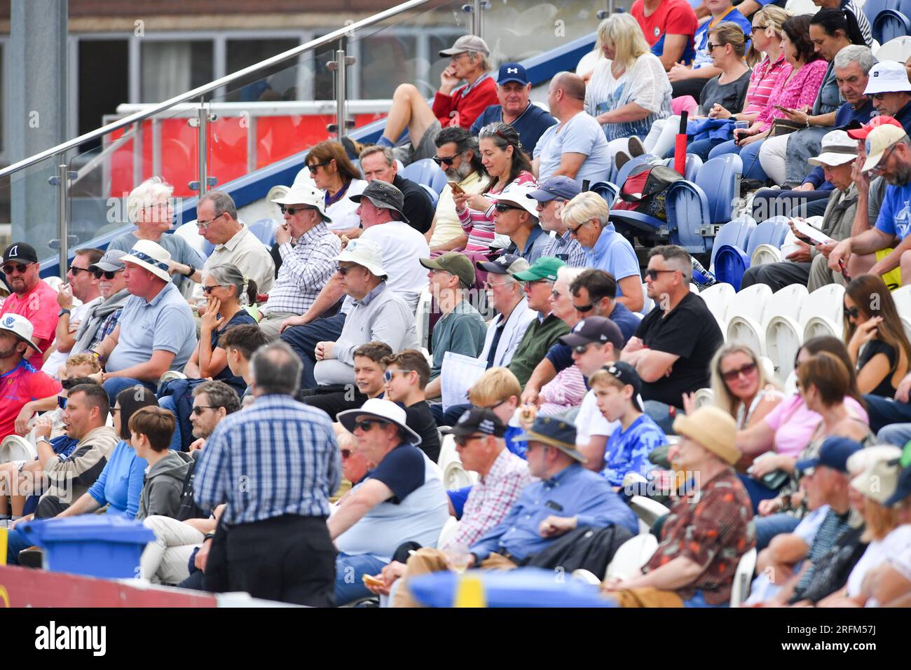 Cricket crowd hi-res stock photography and images - Alamy