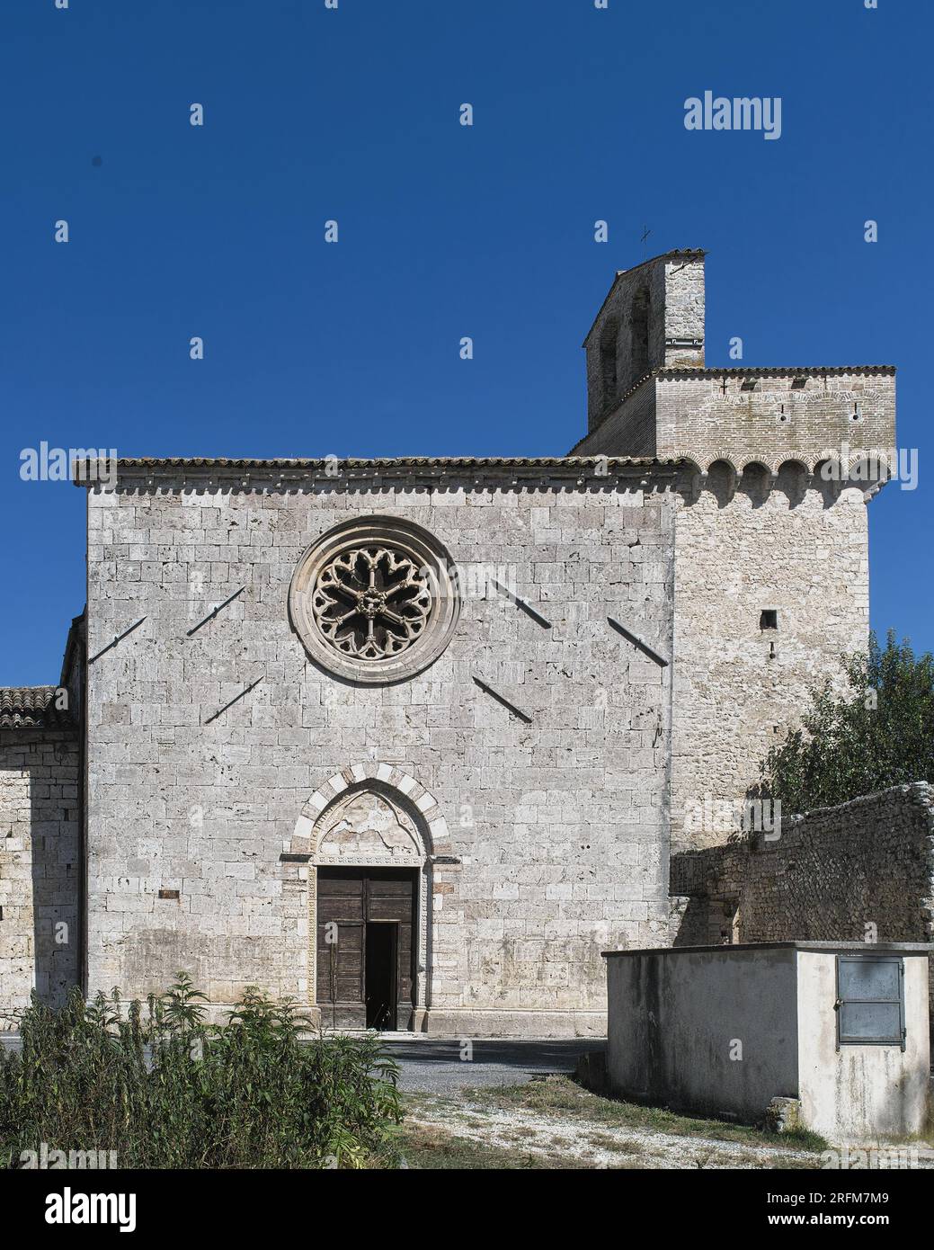 Ancient stone arch nearby hi-res stock photography and images - Alamy