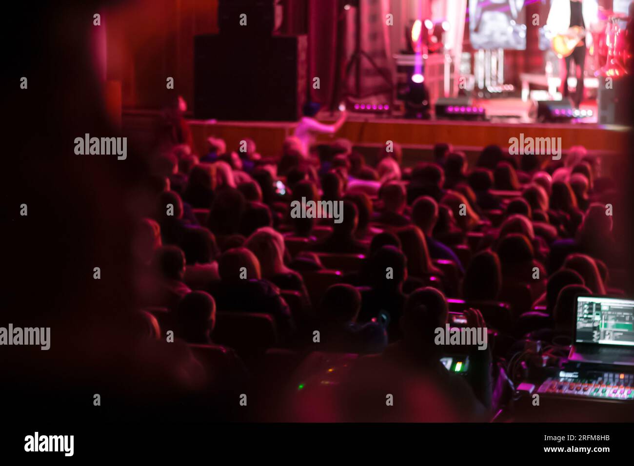 Crowd applause concert stage hall hi-res stock photography and images ...