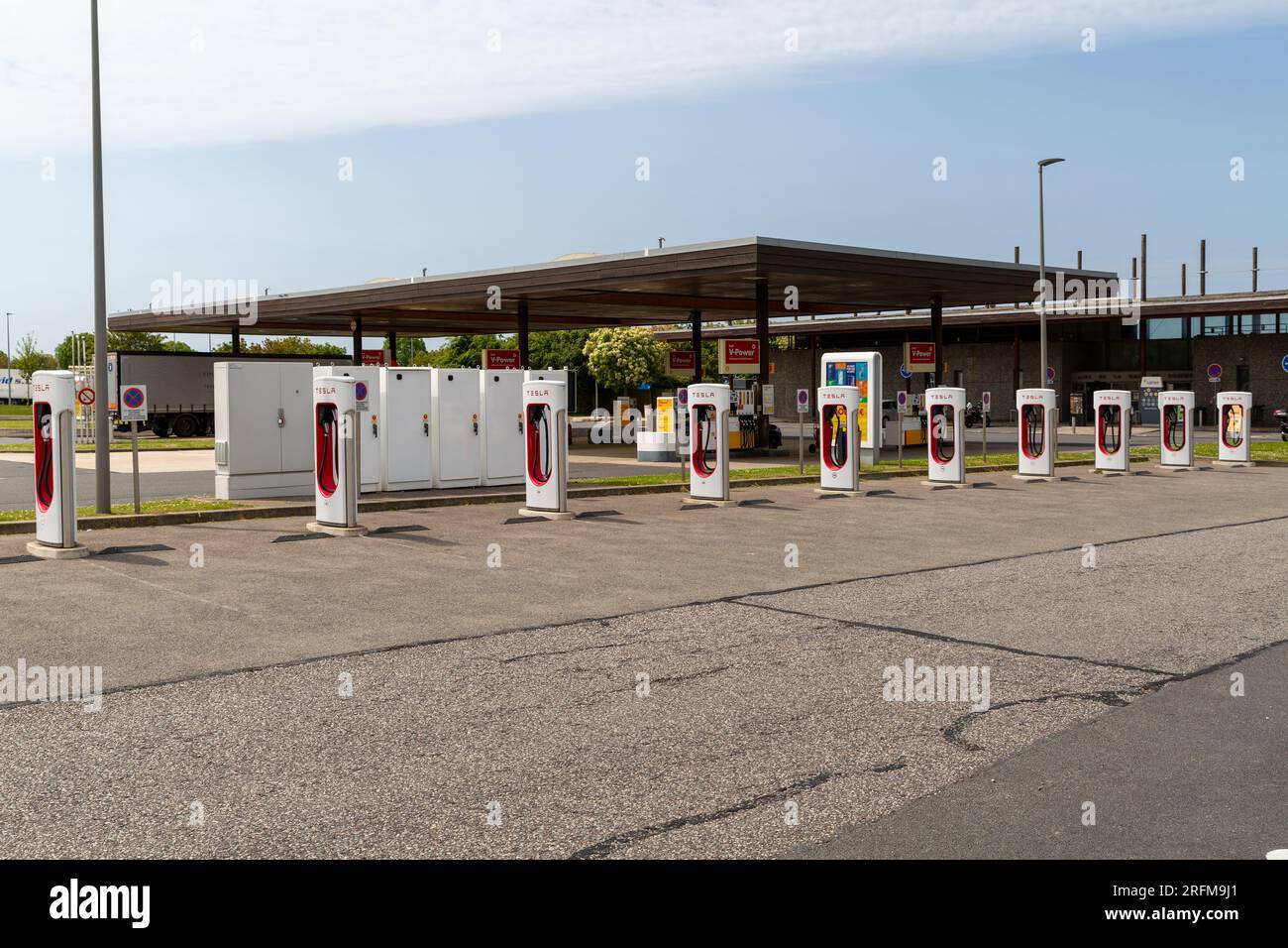 Shell electric car charging hi-res stock photography and images - Alamy