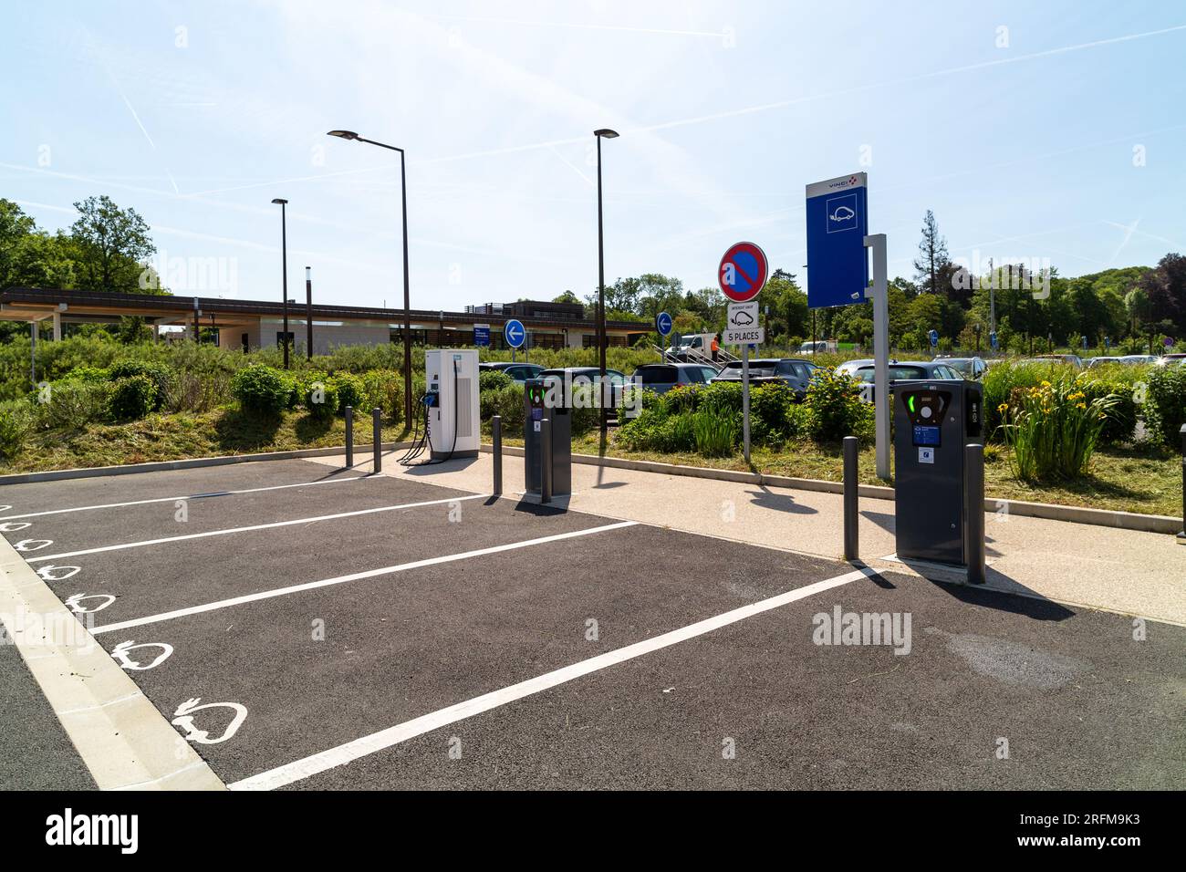 French electric car charging sign hi-res stock photography and images ...