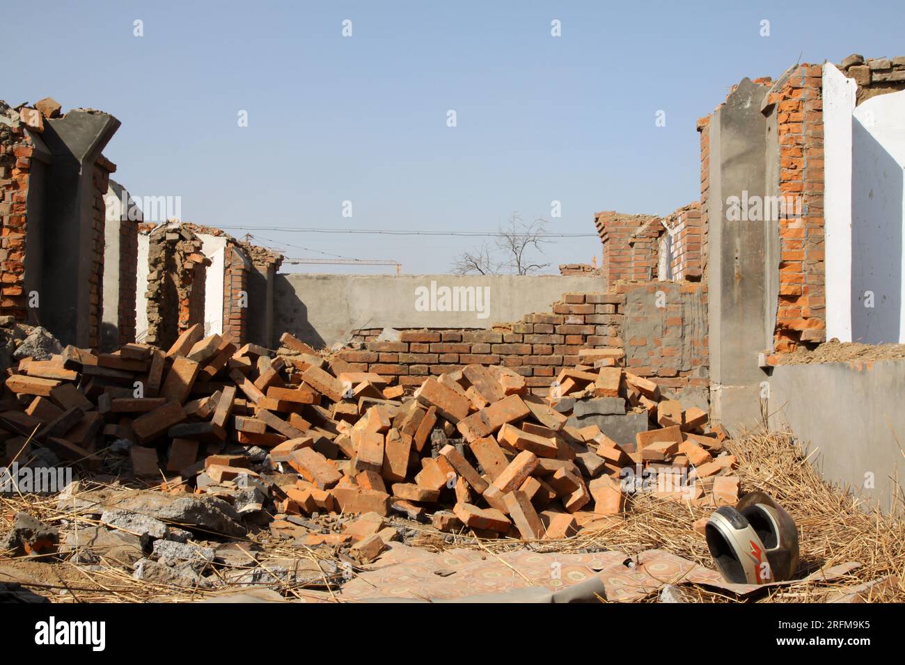 Destroyed walls hi-res stock photography and images - Alamy