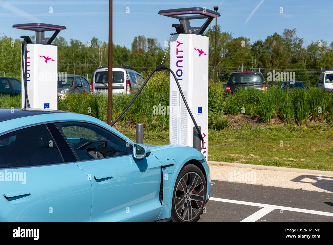 French electric car charging sign hi-res stock photography and images ...