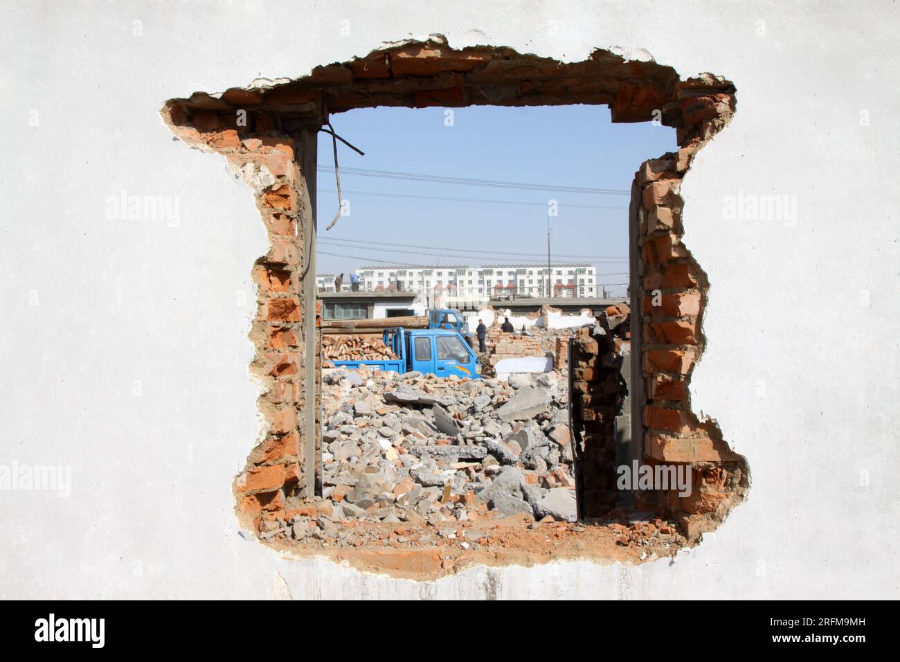 Destroyed walls hi-res stock photography and images - Alamy