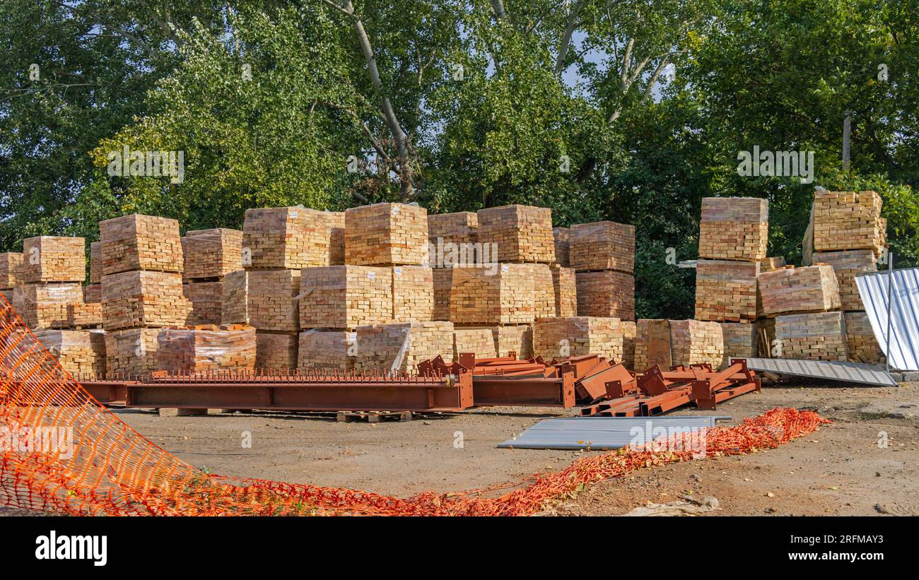 Yellow pallets hi-res stock photography and images - Alamy