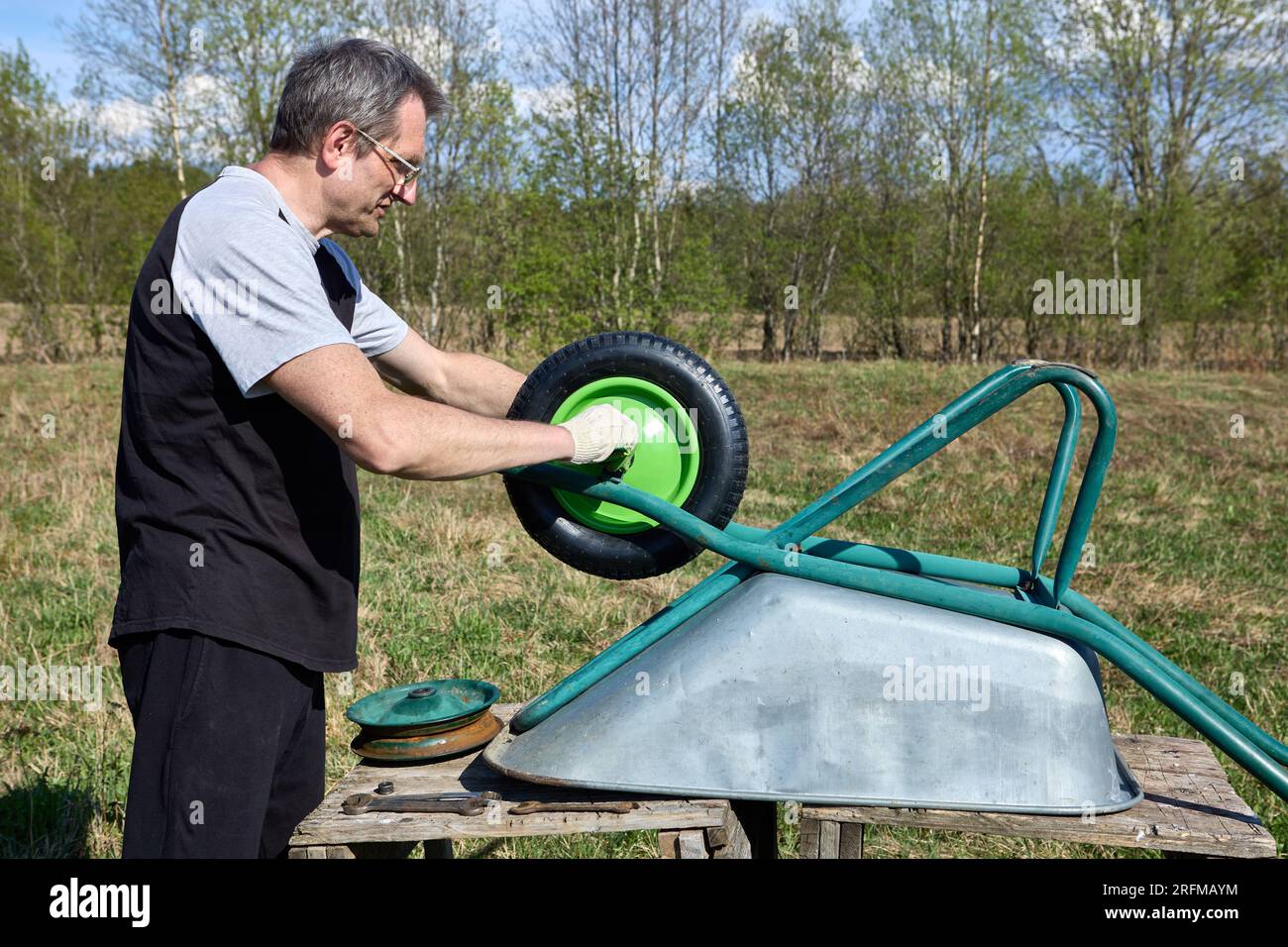 Farmer fixing new wheelbarrow wheel hi-res stock photography and images ...