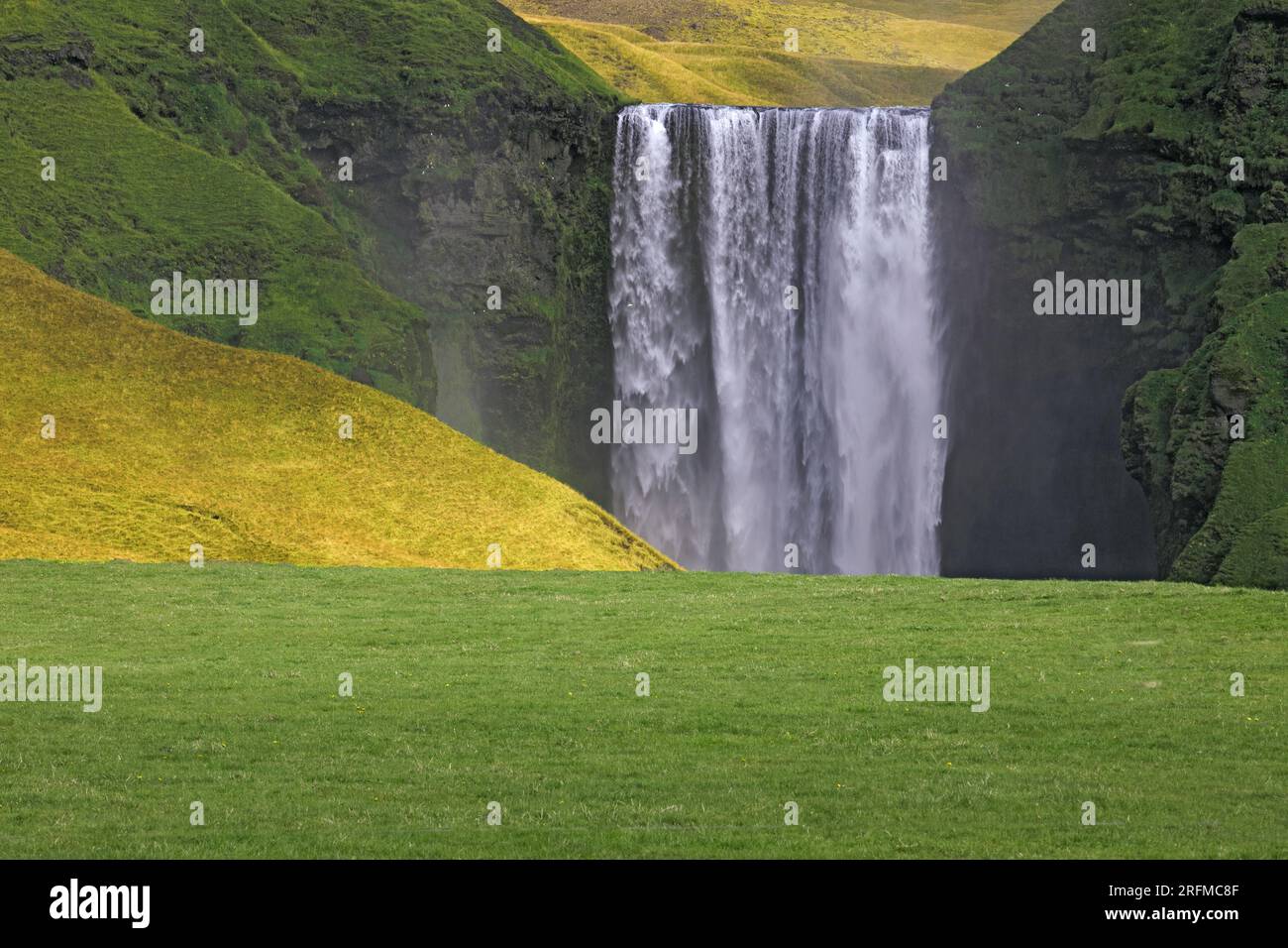 Islande, Skogar, la cascade de Skogafoss / Iceland, Skogar the ...
