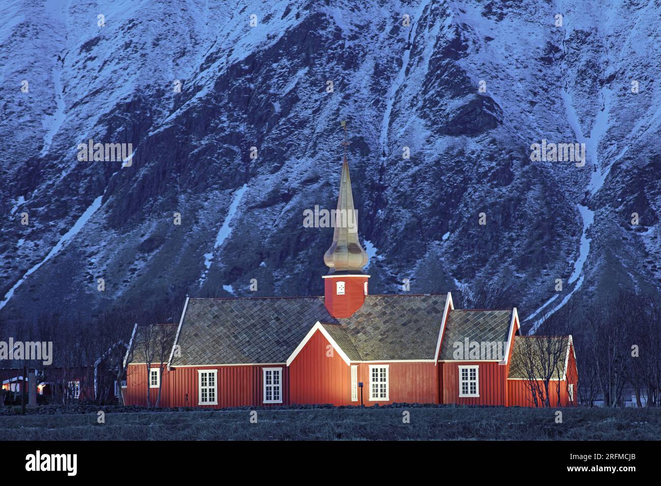 Norvège, Iles Lofoten, Flakstad, église classée, éclairage de nuit ...
