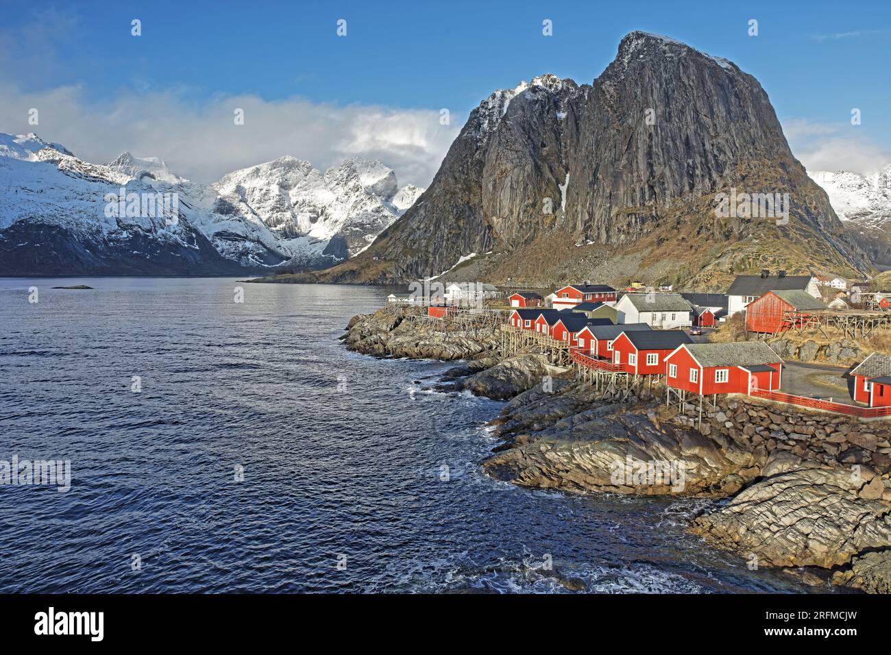 Norvège, Iles Lofoten, Hamnoy, maisons rouges, Reinefjorden / Norway ...