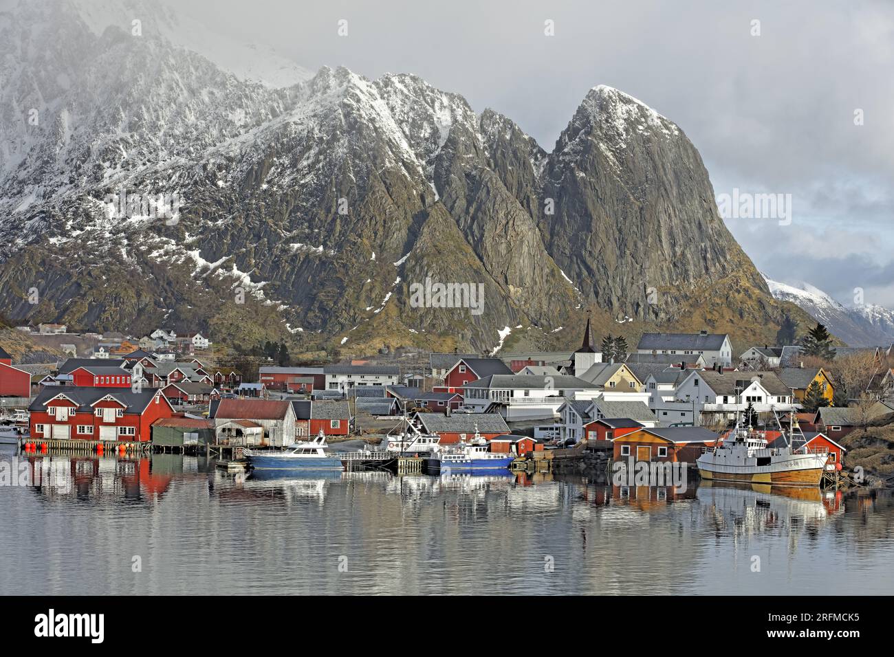 Norvège, Iles Lofoten, Moskenes, site portuaire de Reine, Reinefjorden ...