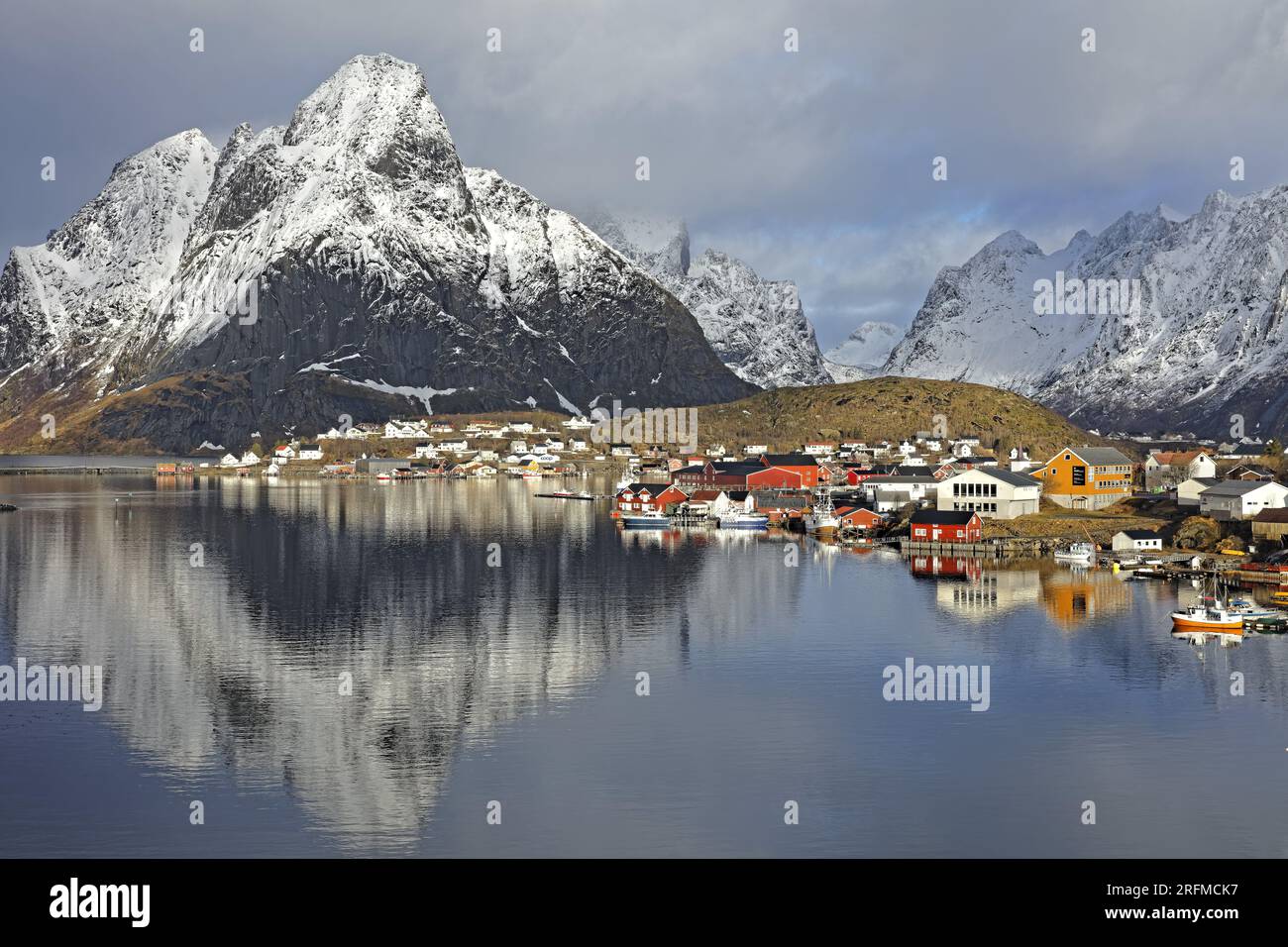 Norvège, Iles Lofoten, Moskenes, site portuaire de Reine, Reinefjorden ...