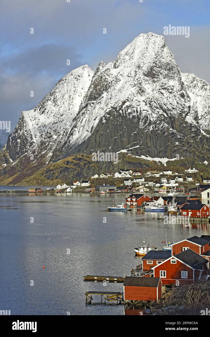 Norvège, Iles Lofoten, Moskenes, site portuaire de Reine, Reinefjorden ...