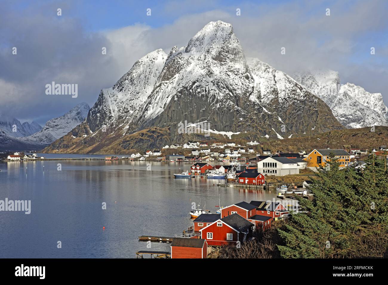 Norvège, Iles Lofoten, Moskenes, site portuaire de Reine, Reinefjorden ...