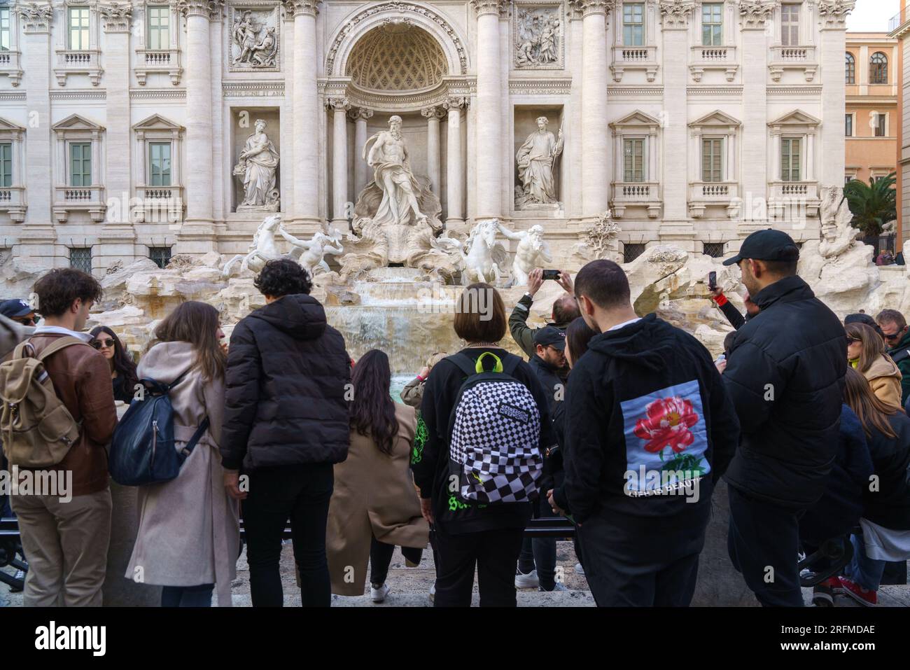 Italy, Rome, Trevi Fountain, crowd of tourists Stock Photo - Alamy
