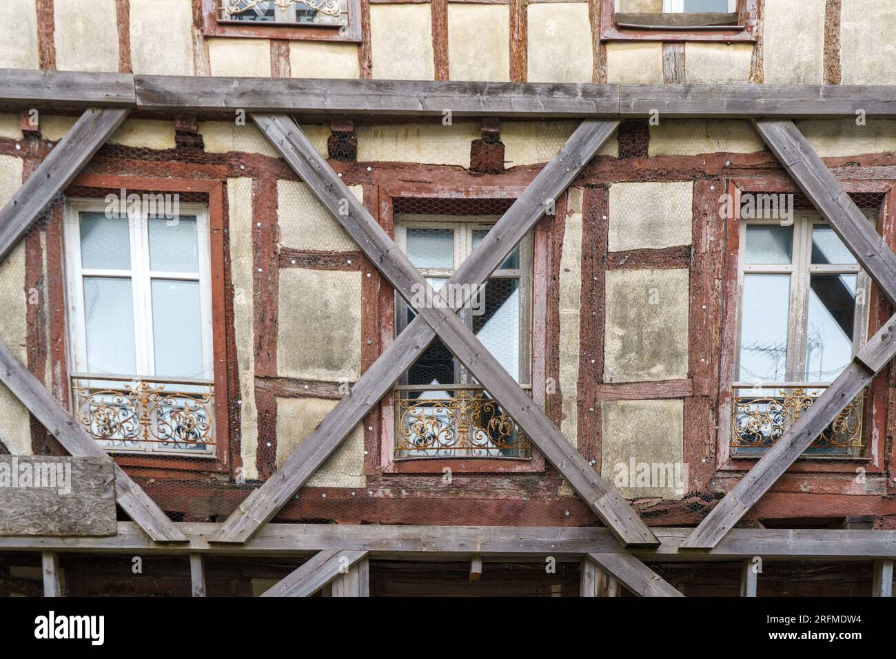 Timber shoring hi-res stock photography and images - Alamy