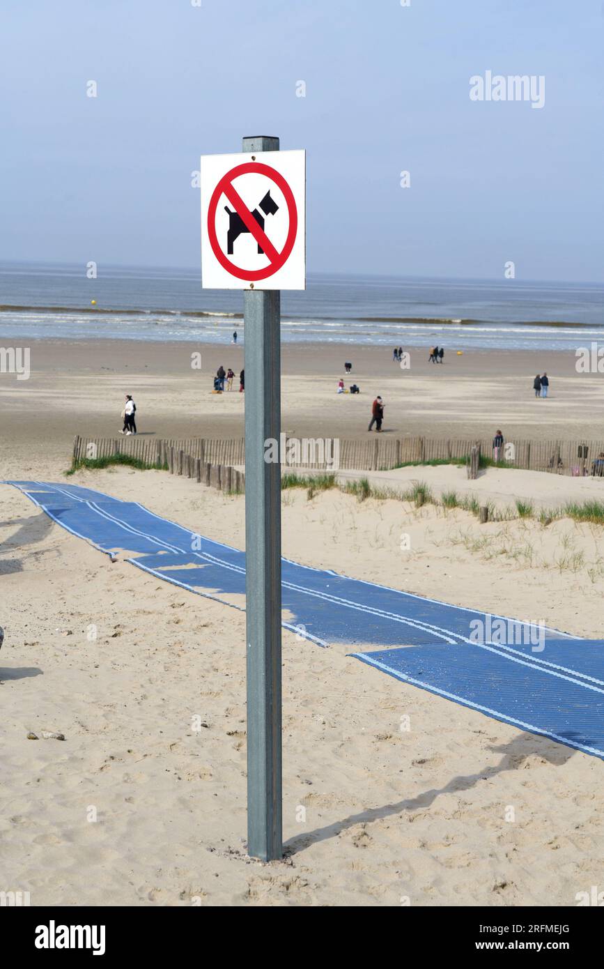 Calais plage sign hi-res stock photography and images - Alamy