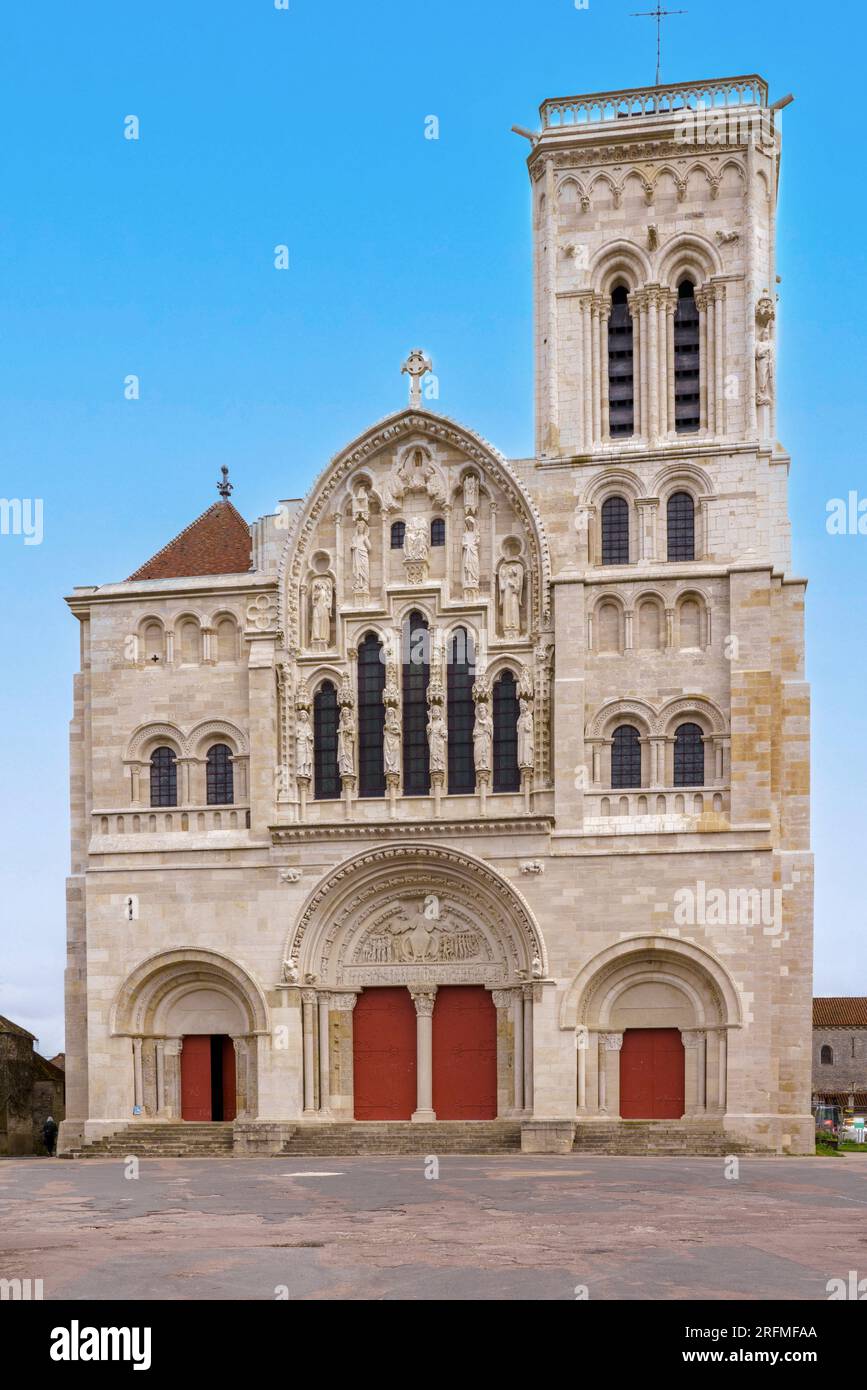 Vezelay marie madeleine facade hi-res stock photography and images - Alamy