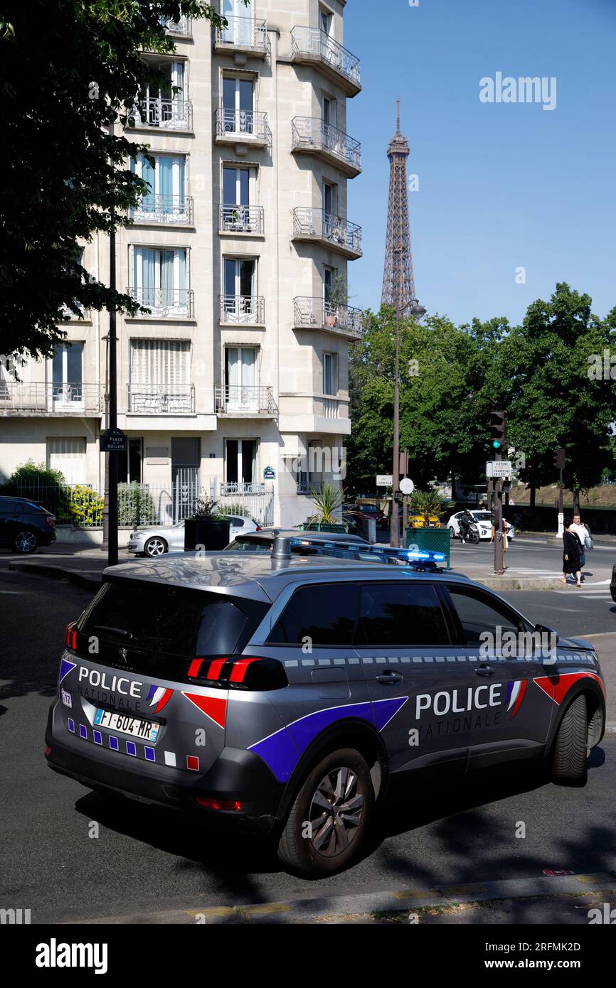 Police paris eiffel hi-res stock photography and images - Alamy