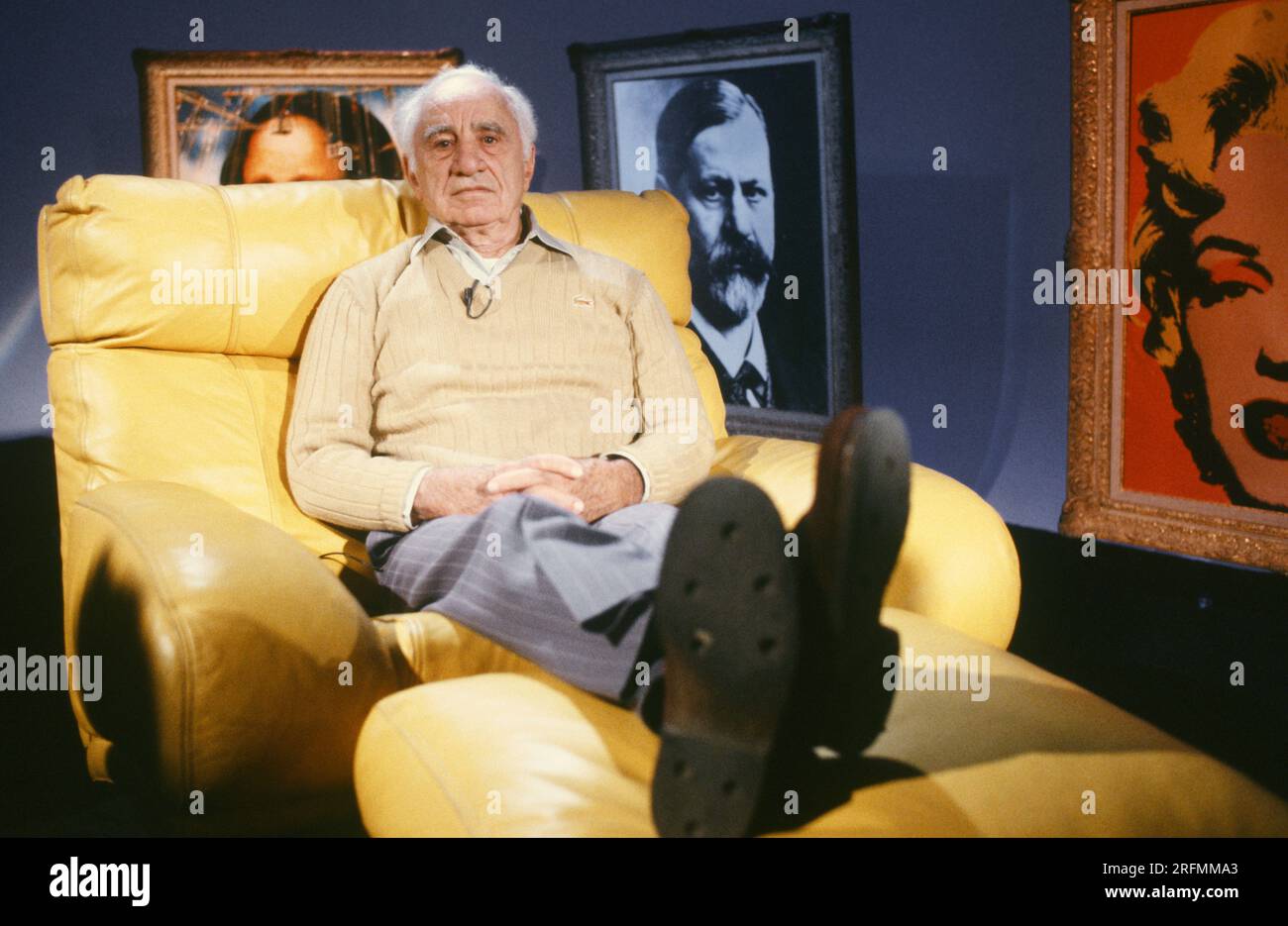 Greek director Elia Kazan guest on the television programme "Le Divan ...