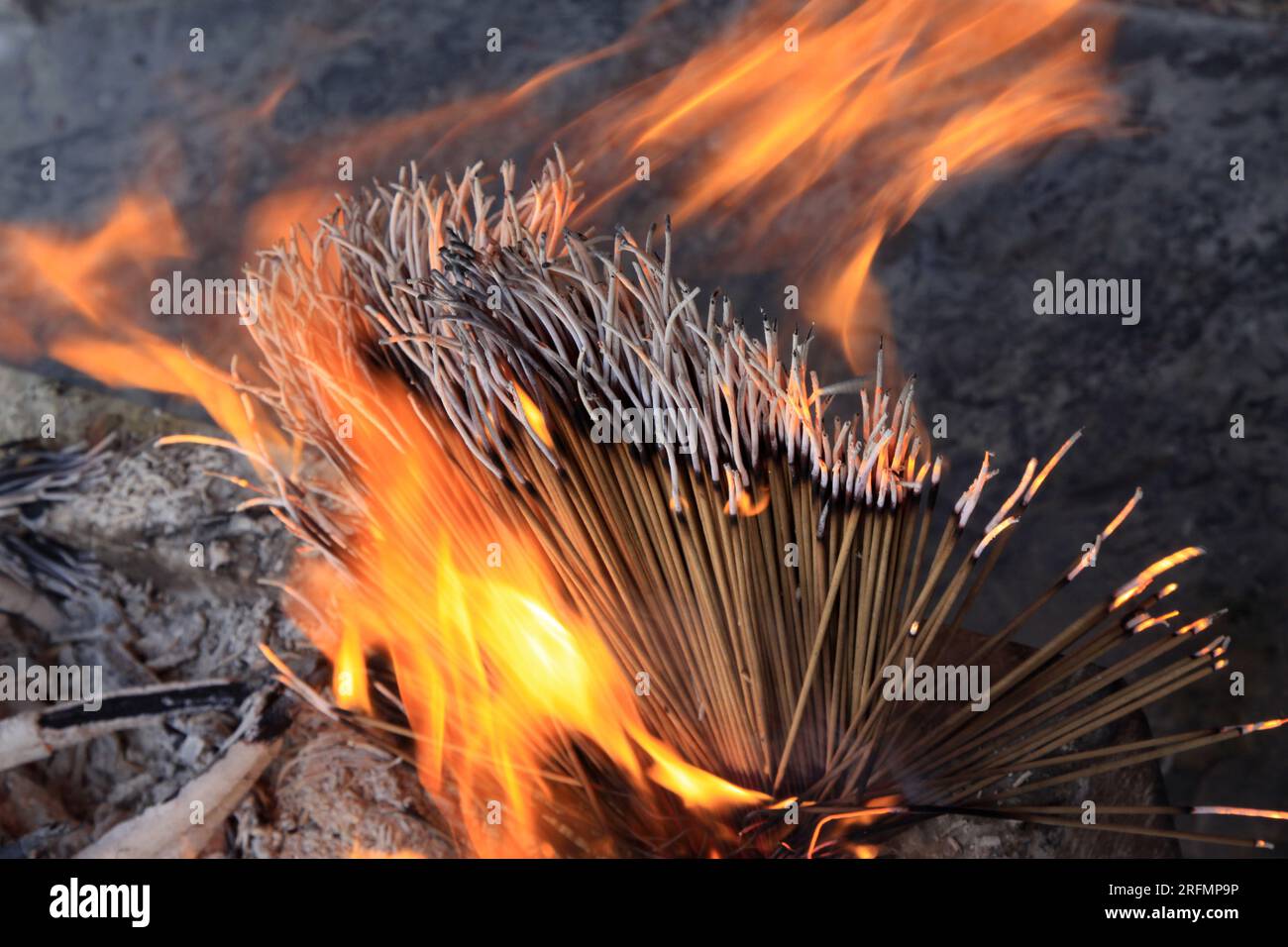 Burning incense and worshipping buddha hi-res stock photography and ...