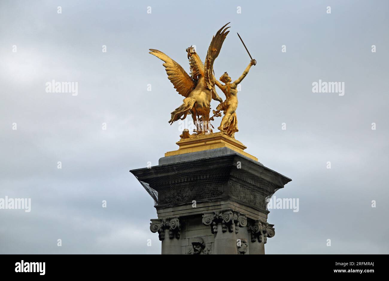 Statue pont alexandre iii hi-res stock photography and images - Alamy