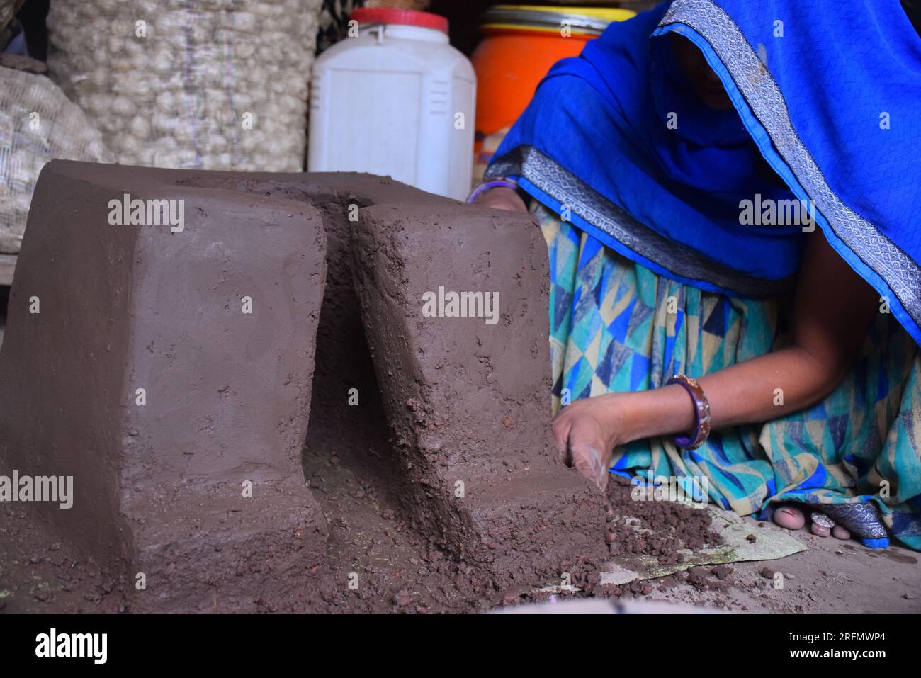 Clay cooking pots hi-res stock photography and images - Alamy