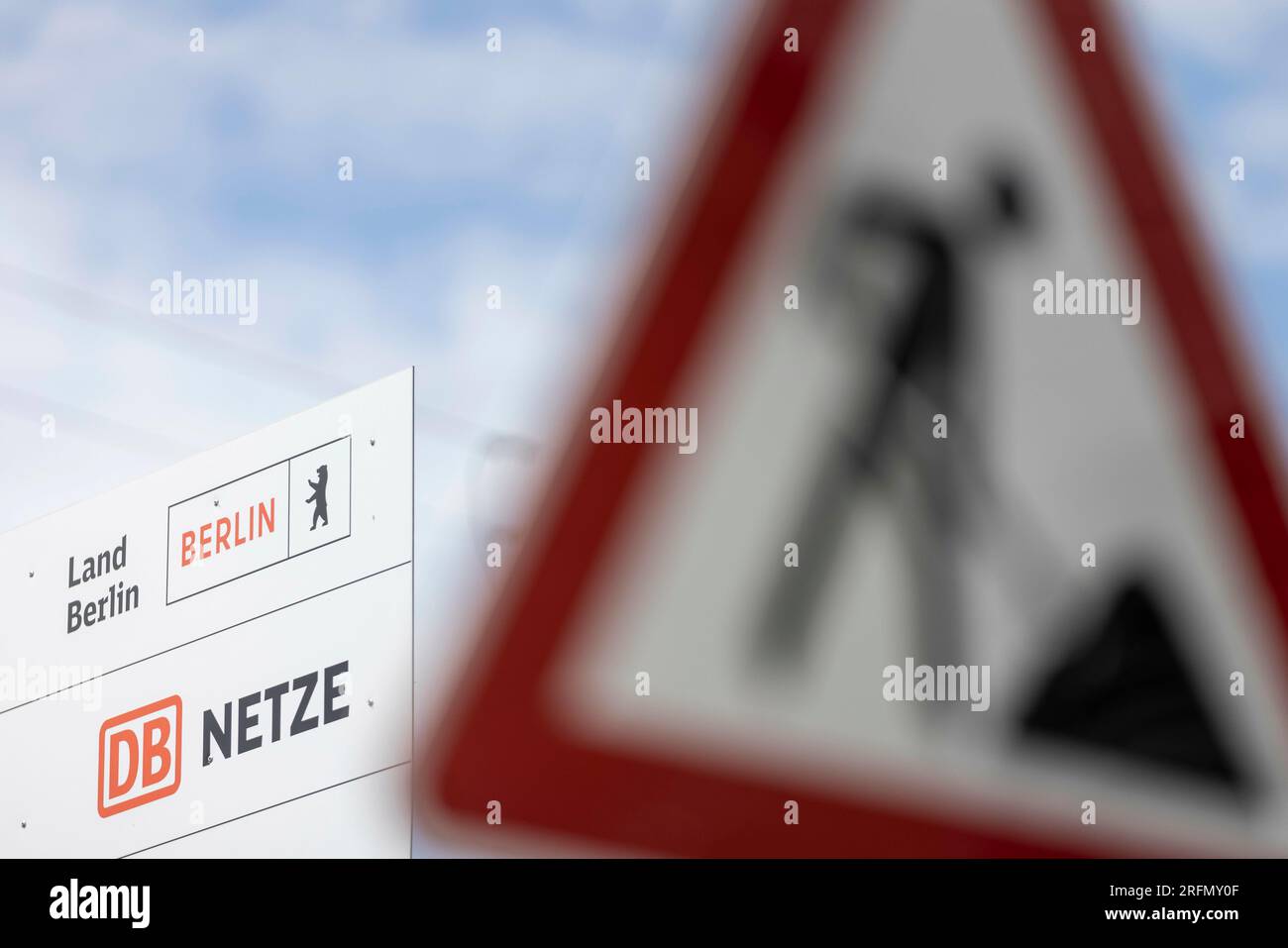 Berlin, Deutschland. 04th Aug, 2023. A construction site traffic sign ...