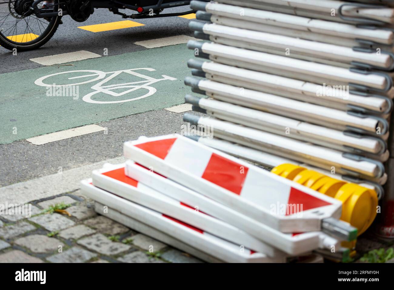 Berlin, Deutschland. 04th Aug, 2023. *** Beacons and barrier fences are ...
