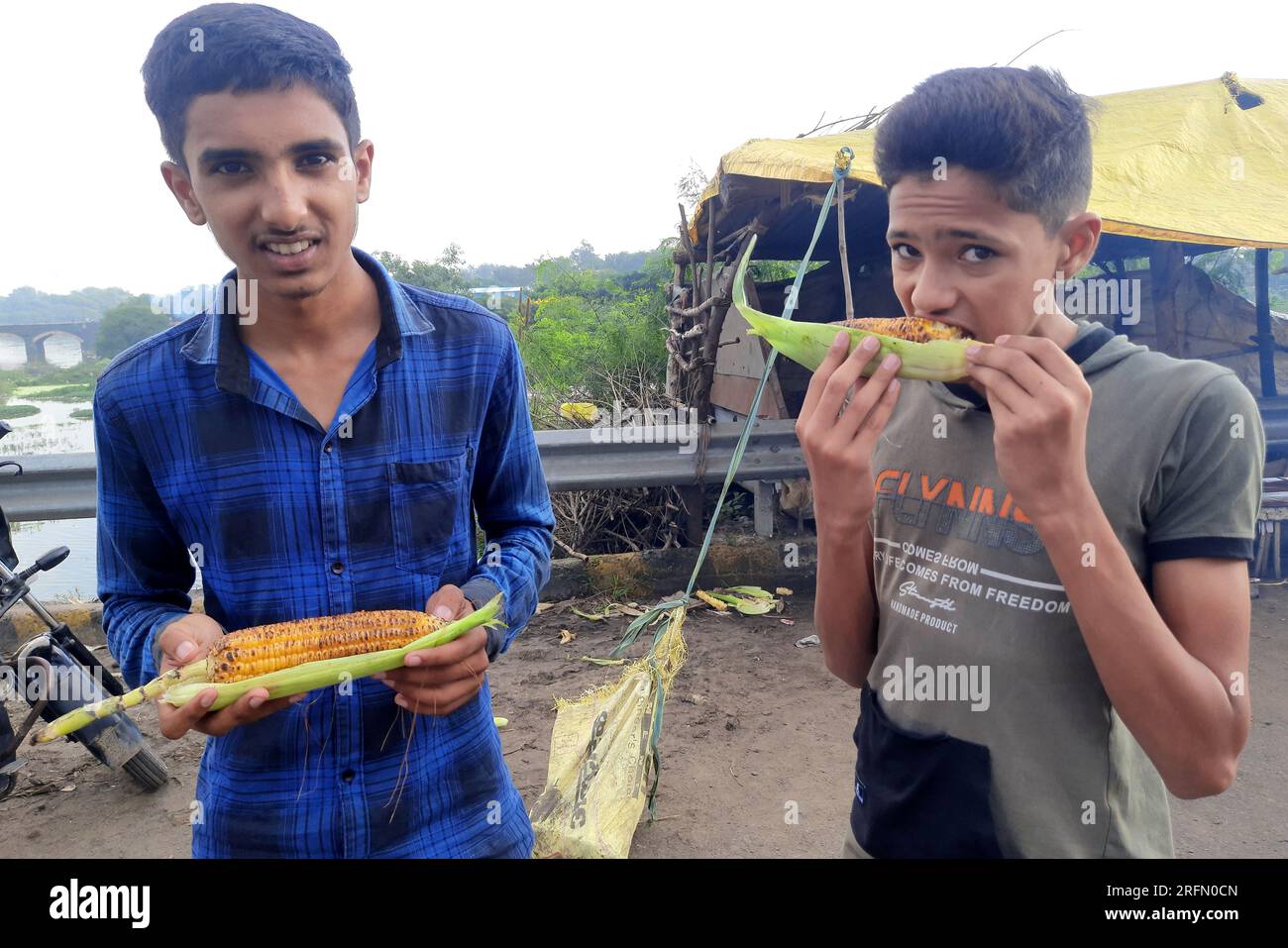 30-09-2021 Dewas, M.P. Inia. roadside corn bar, Roasted and Spicy Corn ...